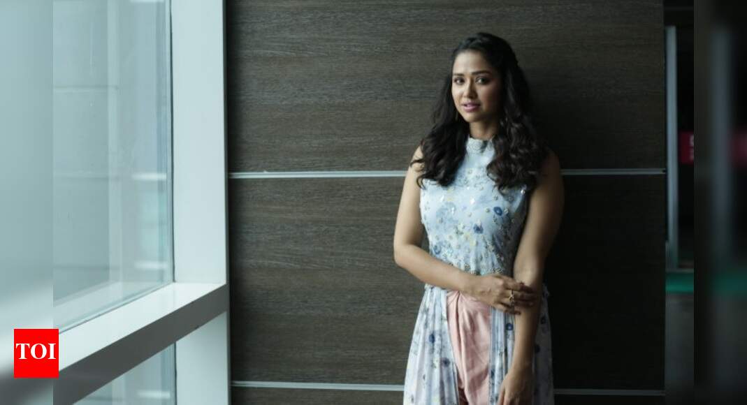 Rain gives Sohini a break from shooting - Times of India