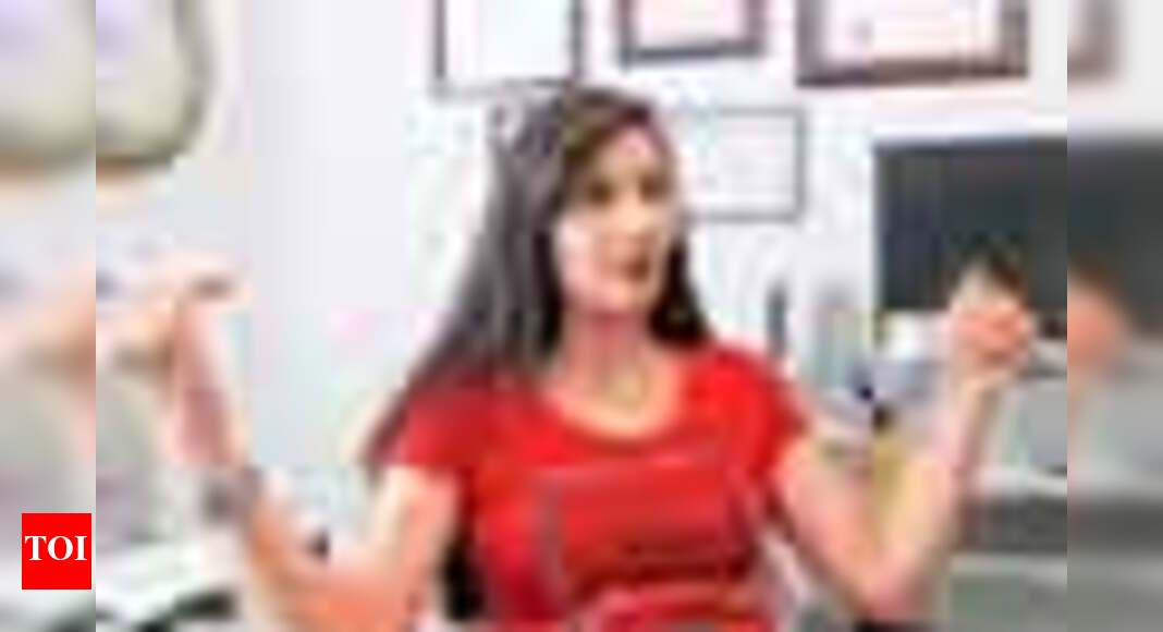 Somi Ali's good deed | Hindi Movie News - Times of India