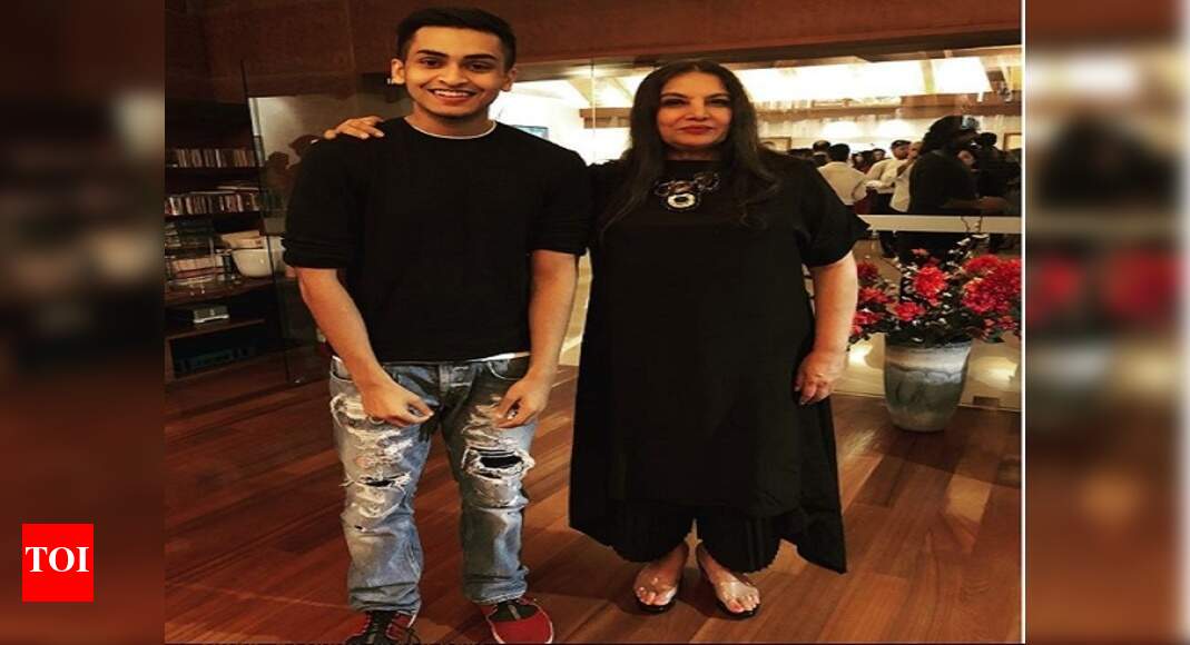 Photo: Satya Manjrekar has his fan-moment with Shabana Azmi | Marathi ...