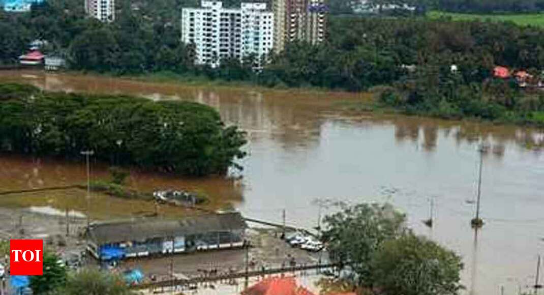 Kerala Floods Latest News Heavy Rains Continue Near Idukki Dam Kerala
