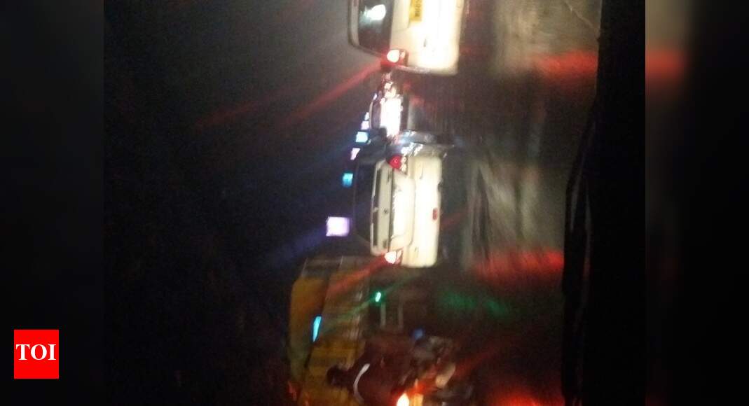 No street lights on highways - Times of India