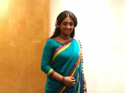 Actress Tiyasha Roy celebrates birthday with family - Times of India