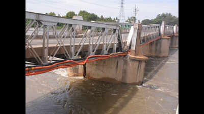 Kollidam Bridge: Major crack stops entry into old Kollidam bridge ...