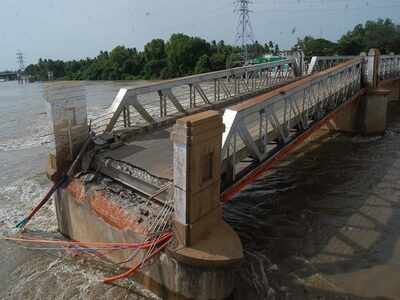 Two piers of Kollidam bridge break, plunge into raging river | Trichy ...