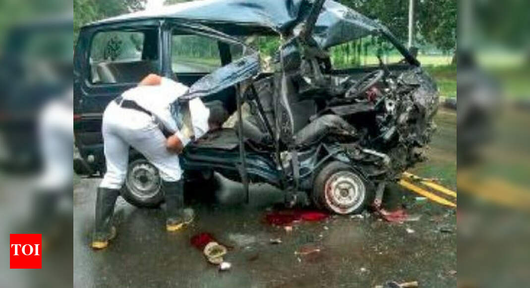 One killed, 4 injured as bus hits car head-on at Maidan | Kolkata News ...