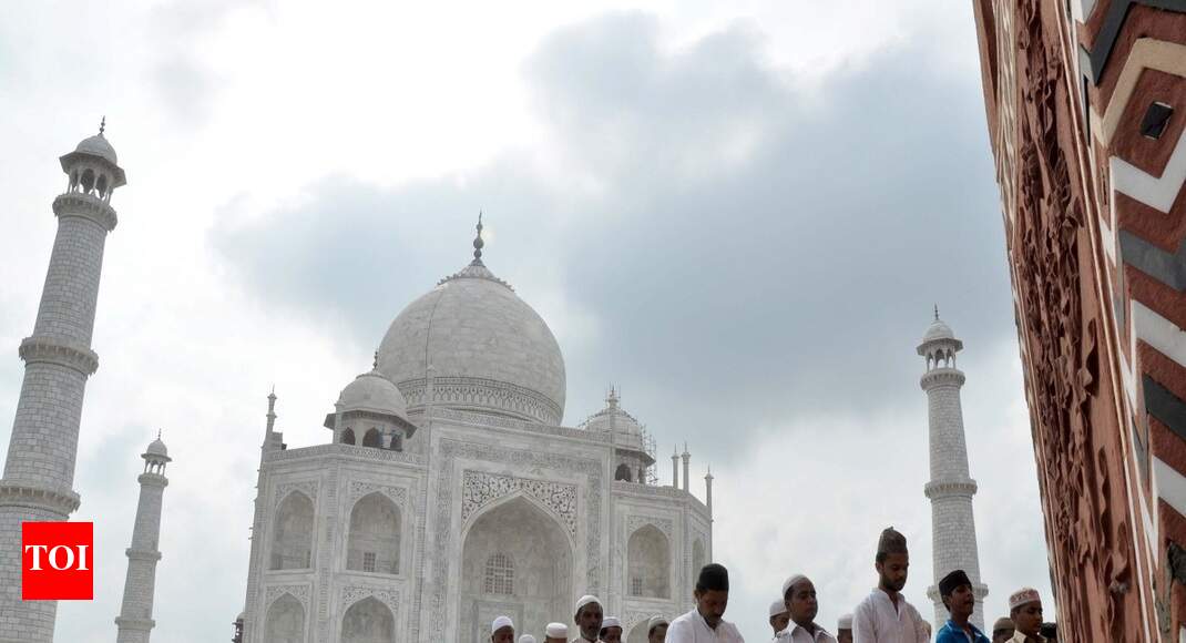 taj mahal: Huge fall in number of namazis at Taj Mahal on Bakrid | Agra ...