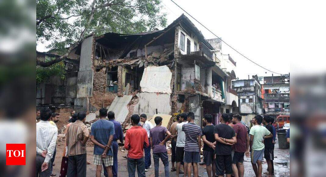Old building’s wall collapses in Wadi, rain eroded earth beneath ...