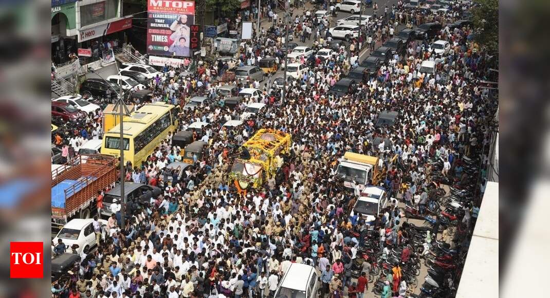 Nandamuri Harikrishna funeral: Junior NTR and CM Chandrababu Naidu in Nandamuri Harikrishna's ...