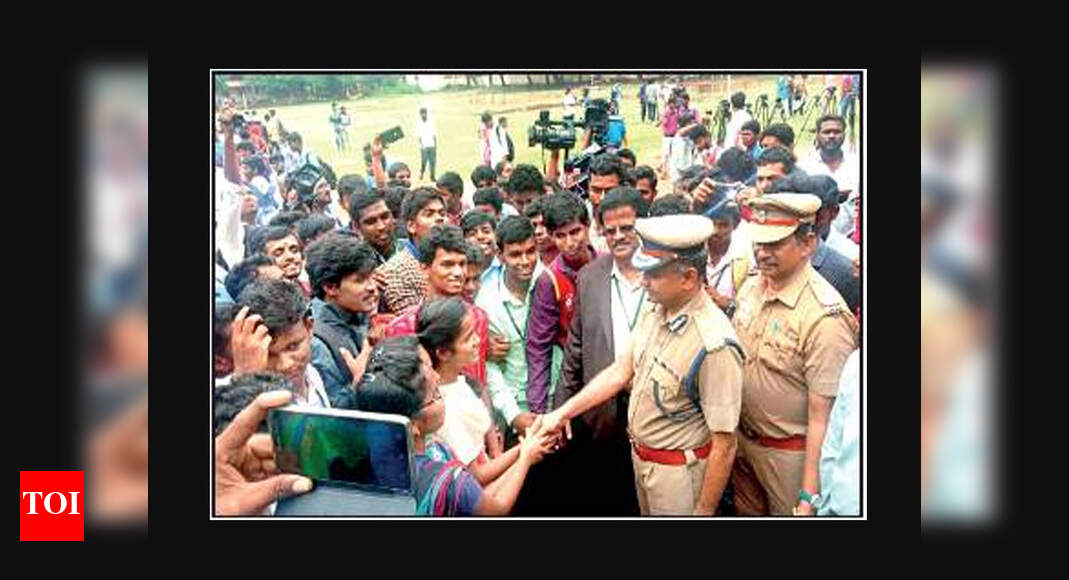 Students with swords: CoP visits college with advice | Chennai News ...