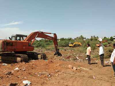 Trichy Corporation begins Valaatiyar tank desilting | Trichy News ...
