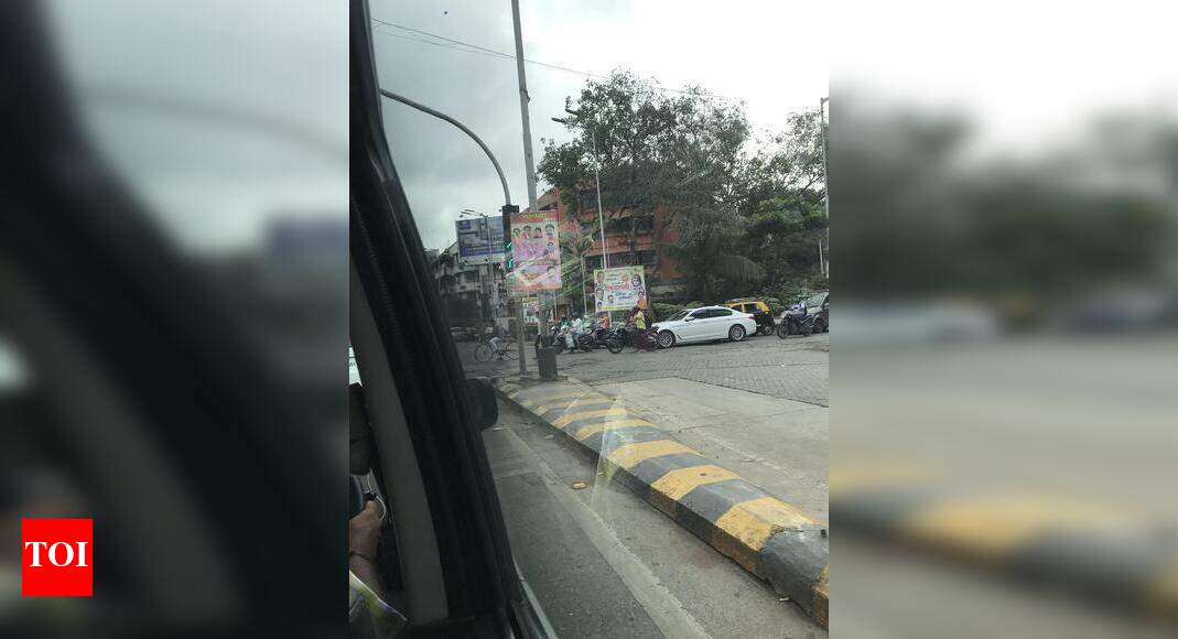 hoarding blocking traffic signal - Times of India