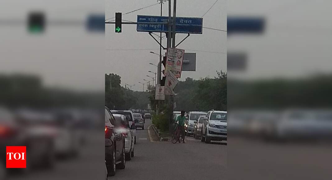 Hoarding covering traffic signal - Times of India