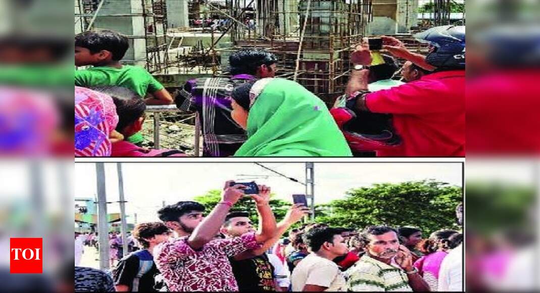 Majerhat bridge collapse: Click-crazy crowd throngs crash site for ...