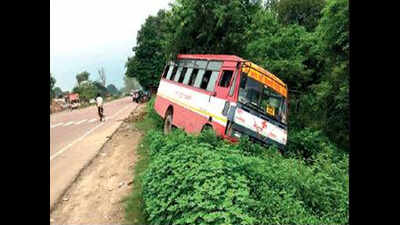 Bus Falls Into Trench: Lucknow: Narrow escape for 40 passengers as bus falls into trench ...