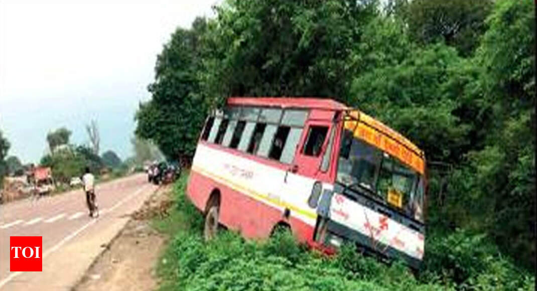 bus falls into trench: Lucknow: Narrow escape for 40 passengers as bus falls into trench ...