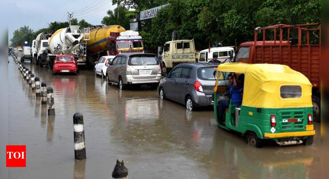 Afternoon rain floods roads, delays drive back home | Gurgaon News ...
