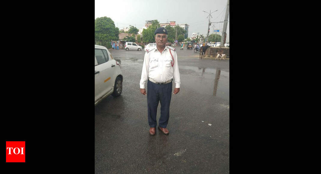 2 traffic cops turn ‘human cranes’ to keep Gurugram moving | Gurgaon ...