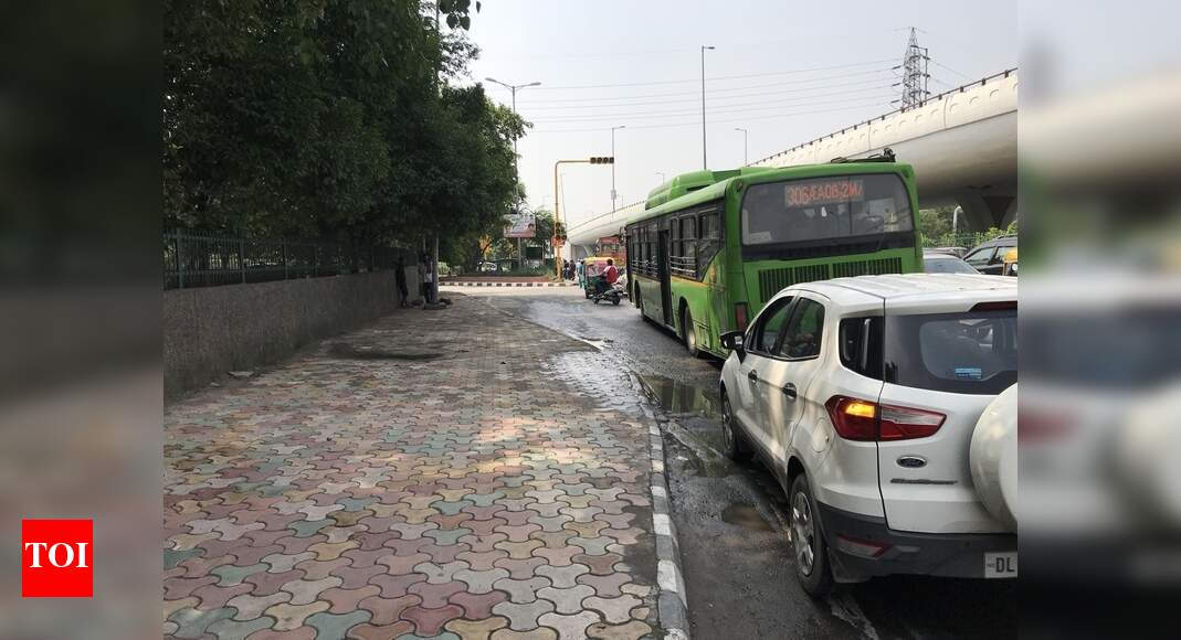 Poor footpath design blocks traffic - Times of India