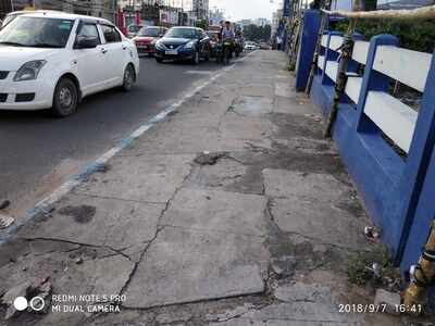 poor condition of the Dhakuria bridge - Times of India