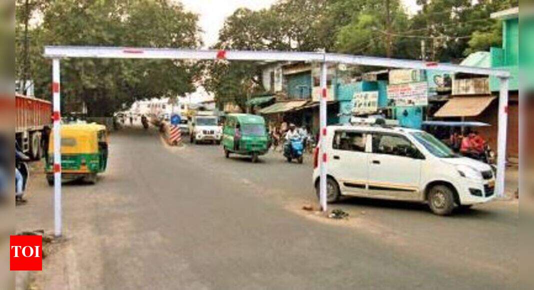 Cracks in Aishbagh flyover, heavy vehicles’ entry barred | Lucknow News ...