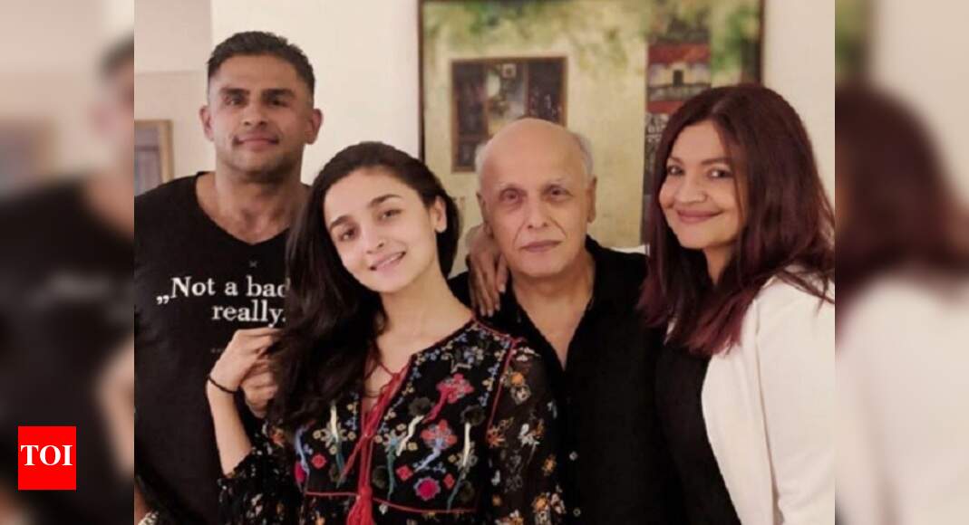 Photo: Pooja Bhatt shares a perfect family picture with dad Mahesh ...