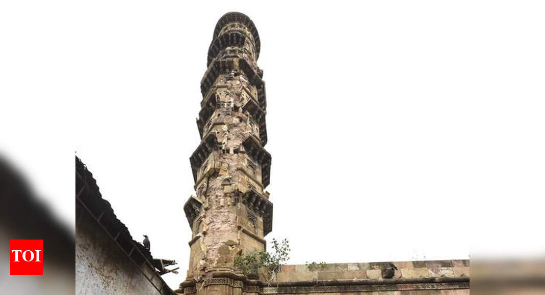 Lightning damages minarets of Ek-Toda Masjid mosque in Daulatkhana ...
