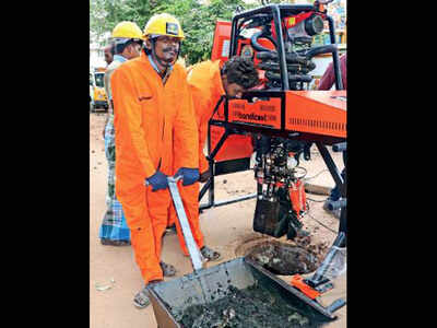 Getting bots to clean sewers | Delhi News - Times of India