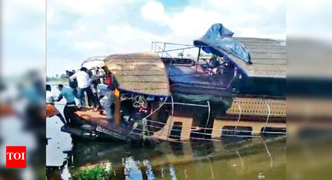 Narrow escape for 32 from sinking houseboat | Kochi News - The Times of ...