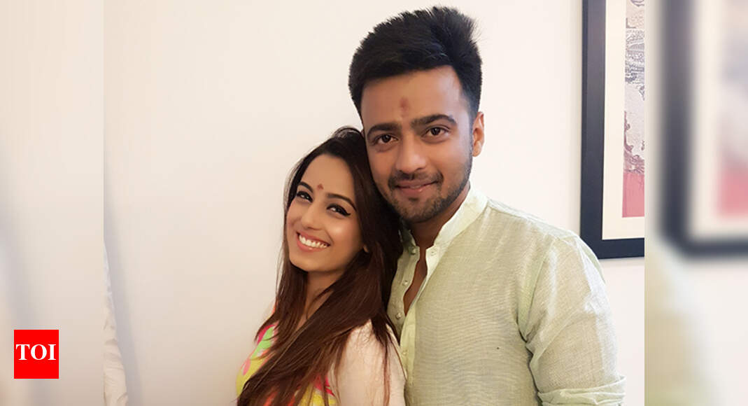 Beau Manish Naggdev hand-delivers sweets for Srishty Rode on her ...