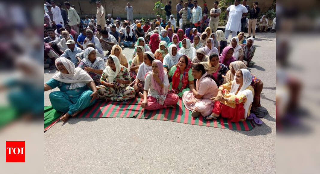 BSP worker hacked to death, party men protest outside DSP office ...