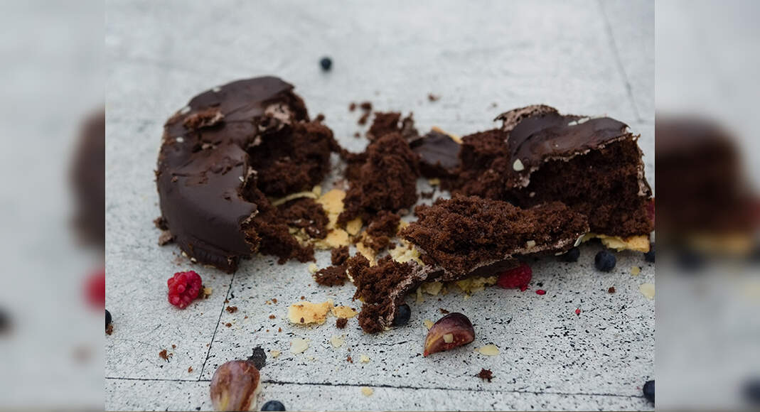 Is it safe to eat food fallen on the floor?