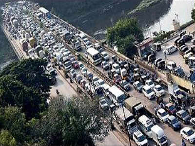 Traffic on major arterial roads slows to a crawl | Pune News - Times of ...