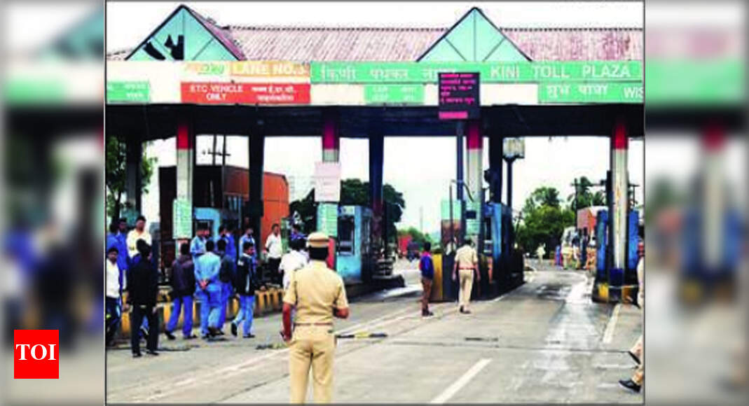 20 Kini toll plaza employees booked for beating travellers | Kolhapur ...