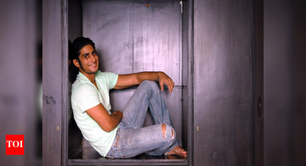 Bollywood Actor Dashes Into Scooterist: Bollywood actor dashes into ...