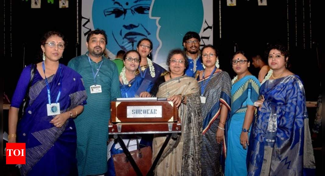 Srabani Sen performed on the foundation day of her music institute ...