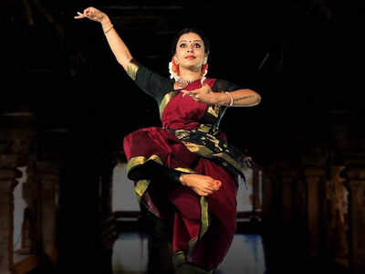 Sithara Krishnakumar unveils the dancer in her with the latest song ...