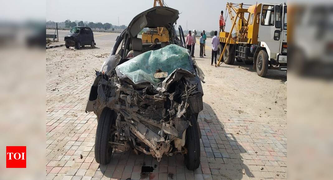 4, including 3 of a Delhi family, killed in Agra expressway crash | Agra News - Times of India