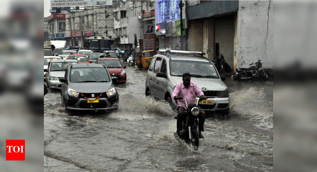 Hyderabad rain: Heavy rain lashes Hyderabad: Many areas inundated, shop ...