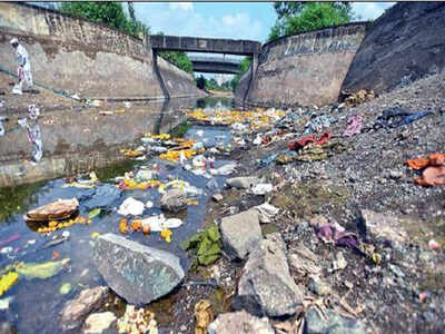 Mutha canal road section caves in at Janata Vasahat | Pune News - Times of India