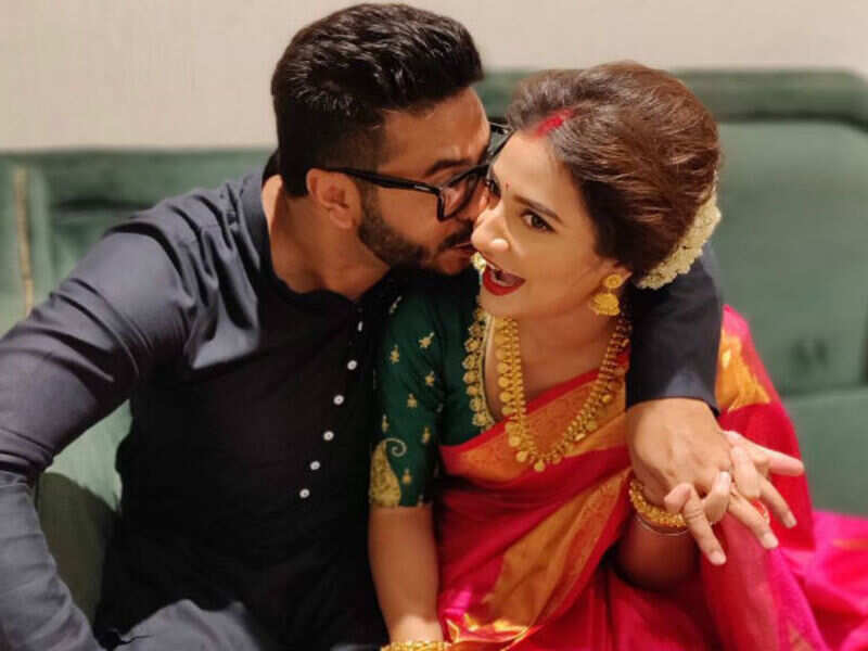 Photo: A super cute Subhashree blushes heavily as hubby Raj Chakraborty ...