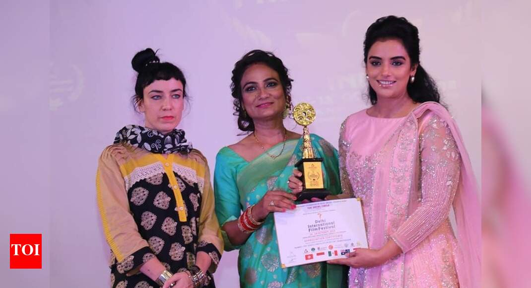Swetha Menon bags Best Actress Award at Delhi International Film ...