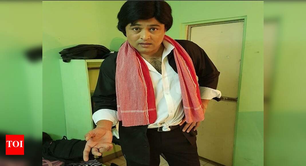 Subodh Bhave strikes Amitabh Bachchan's famous pose while promoting ...