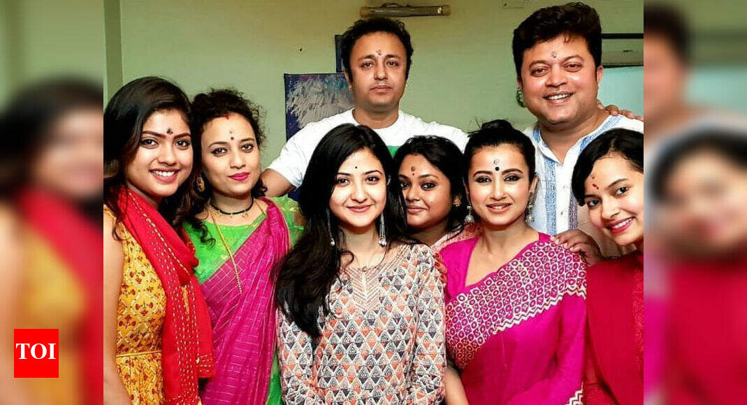 Actor Joyjit Banerjee enjoys a gala time with co-stars - Times of India