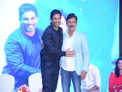 Allu Arjun shares stage with Ramesh Aravind at Bengaluru college fest ...