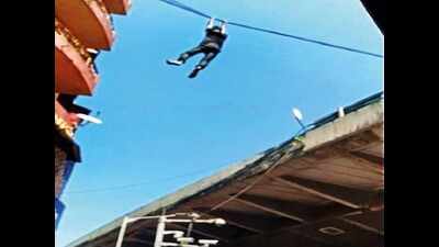 Man lands in hospital after stunt goes wrong at JJ flyover | Mumbai ...