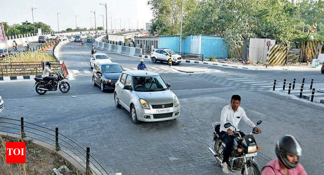 Traffic intersection opens for vehicular traffic at Adajan-end of cable ...