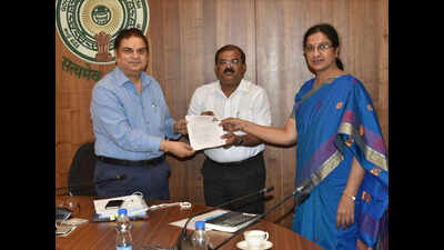 All Graduates should enroll as voters: Andhra chief secretary Anil ...