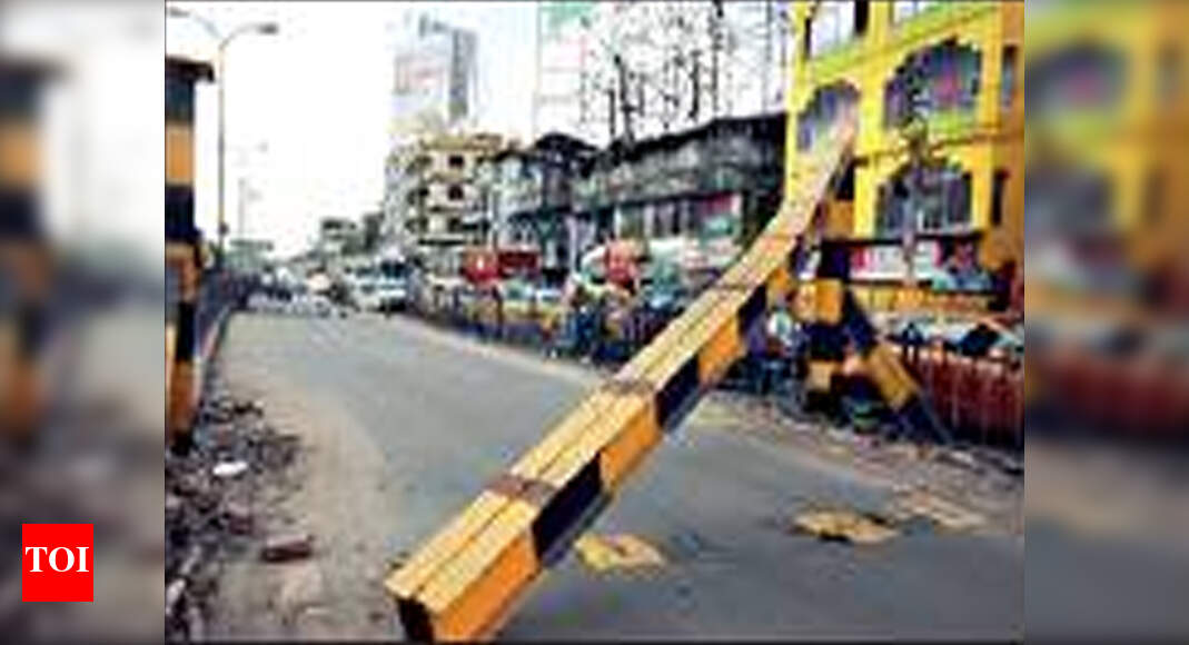 BT Road logjam after Dunlop barrier breaks | Kolkata News - Times of India
