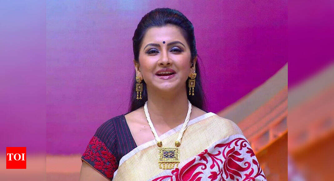 ‘Didi No. 1’ host Rachna Banerjee enjoys late night shoot - The Times ...