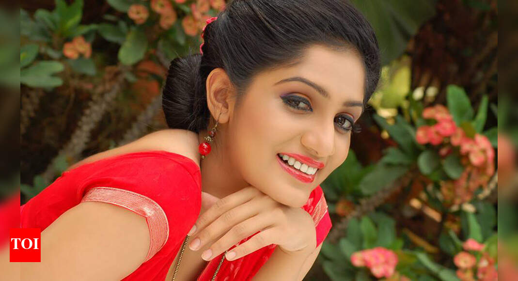 Arya shares an adorable photo with her sister - Times of India